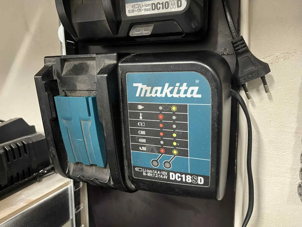 Strong Makita DC18SD charger wallmount - Free 3D Print Model - MakerWorld