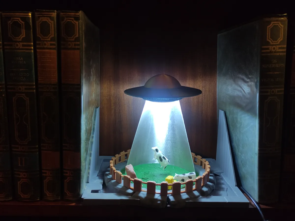 Flying Saucer Book Nook - Free 3D Print Model - MakerWorld