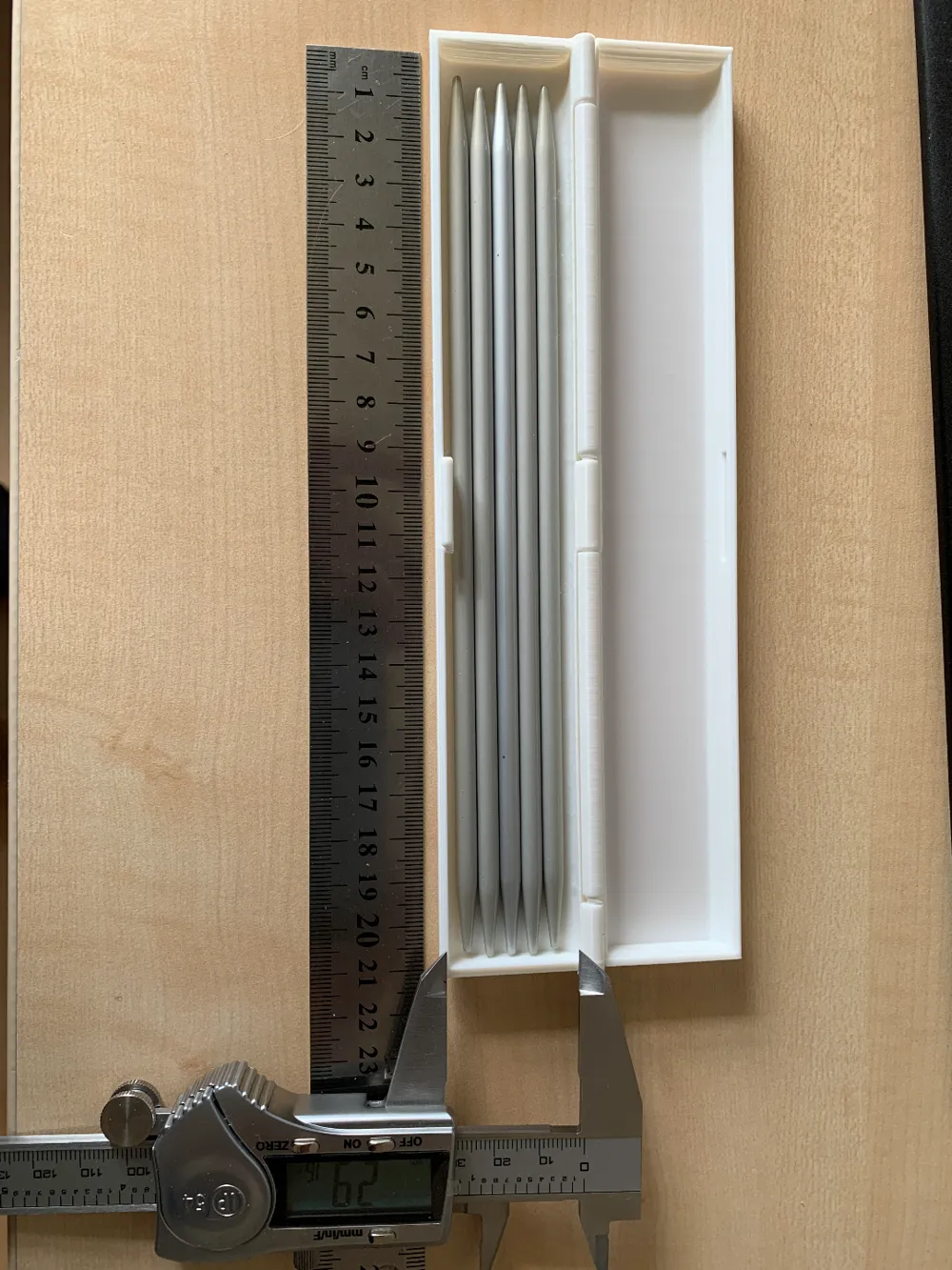 Knitting Needle Box with print-in-place hinge V1.0 by 3d-mwsi ...