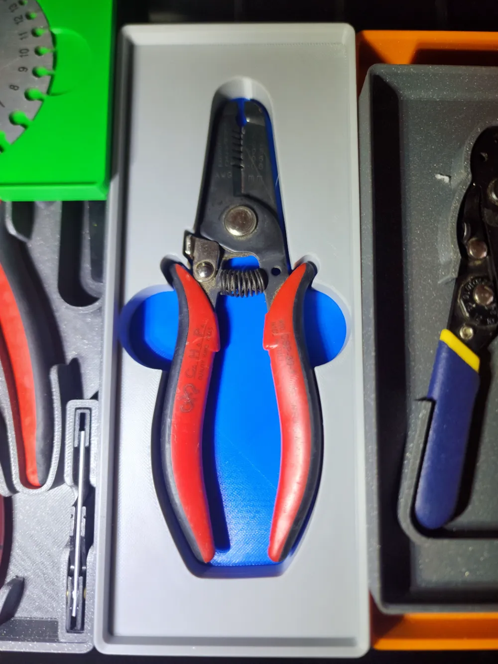 Gridfinity bin for Hakko CHP CSP-30-1 wire strippers by crackFinder ...