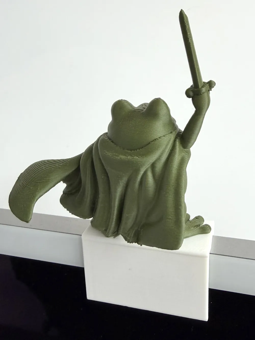 Frog Prince Monitor Buddy - Free 3D Print Model - MakerWorld
