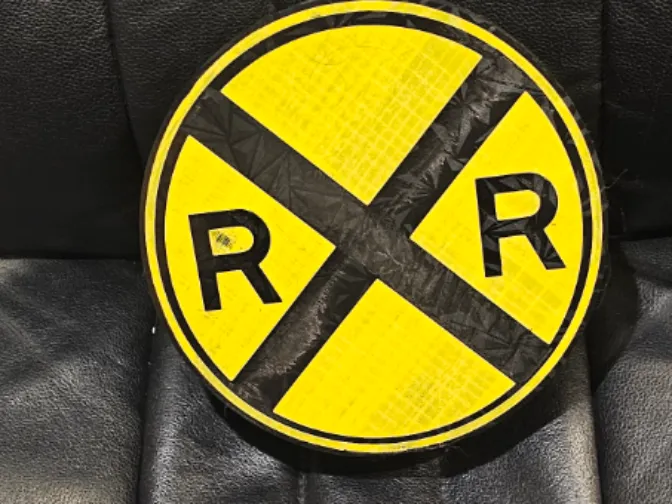 Simple railroad crossing lightbox - Free 3D Print Model - MakerWorld
