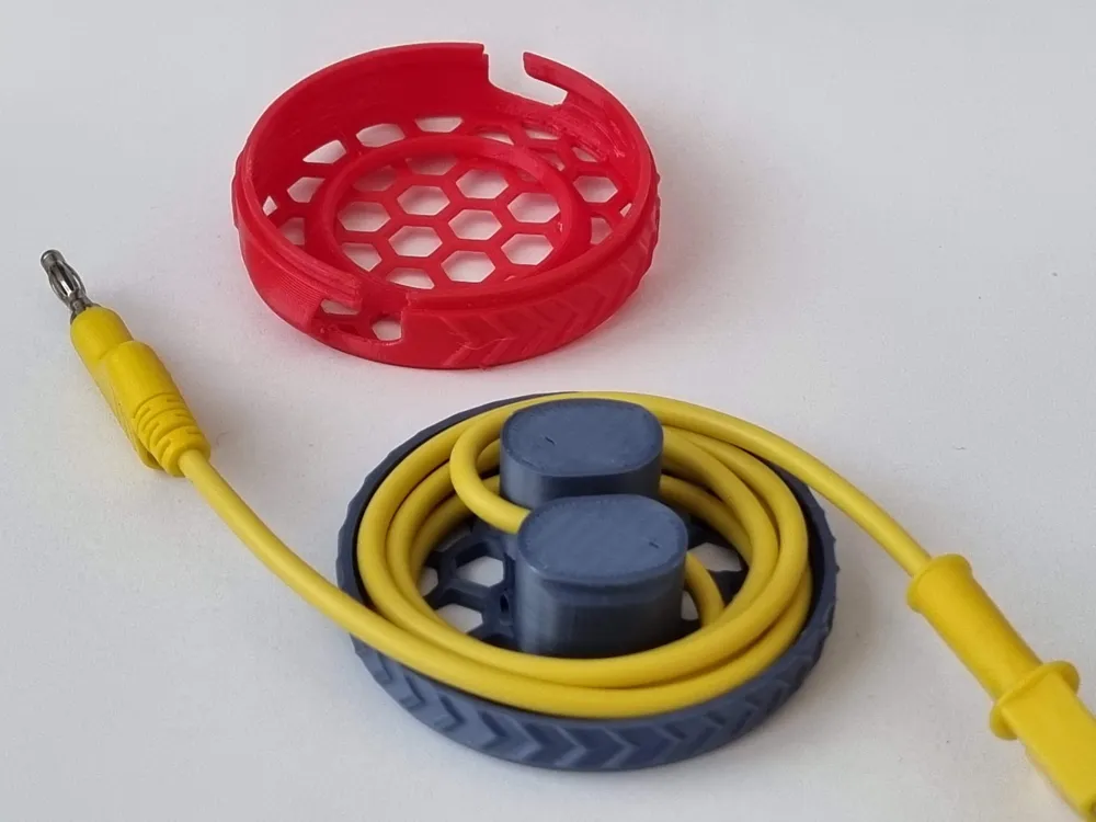 Spooly cable safe - no bending cables Remixed by Alex MakerWorld ...