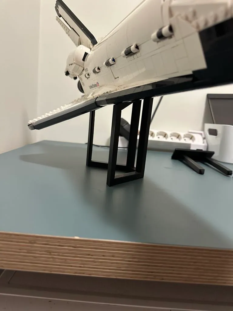 Tilted stand for Space Shuttle 10283 by printemannen - MakerWorld