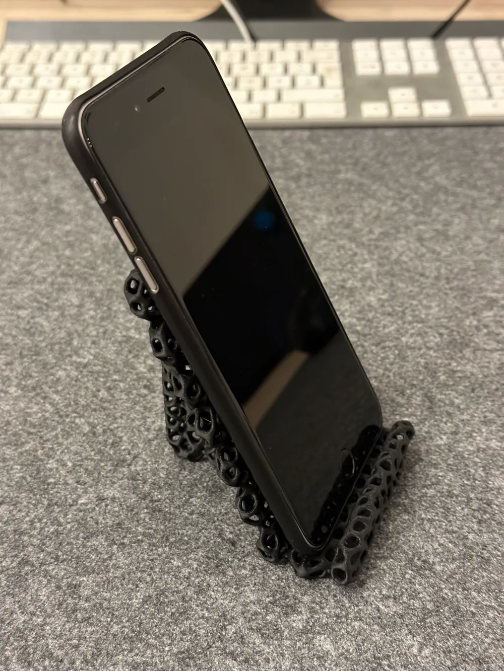 Voronoi rope phone stand by The Spirit - MakerWorld