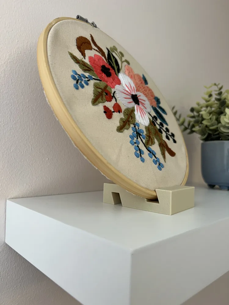 Embroidery Hoop Stand - Embroidery Hoop Display by MisterSir MakerWorld ...