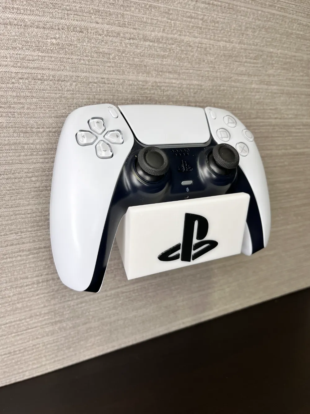 PS5 controller wall mount with logo by René - MakerWorld