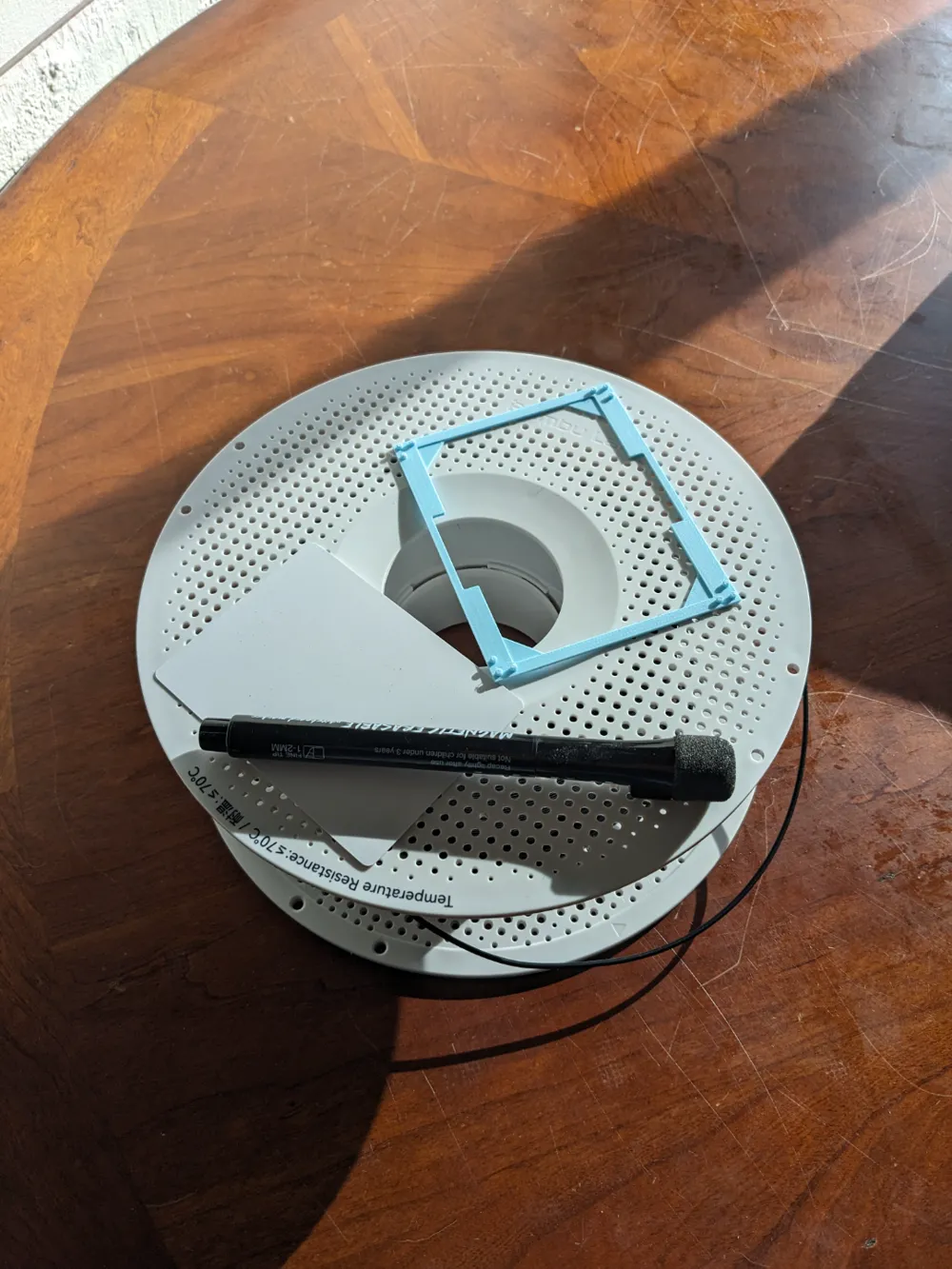 Snap on spool dry erase card mount by OxSox - MakerWorld