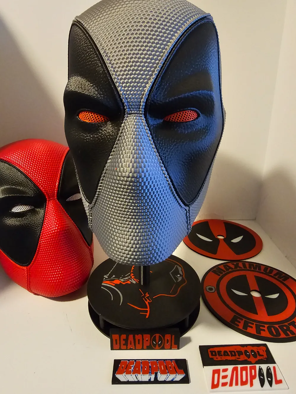 Deadpool Helmet Stand w/ changeable face plates - Free 3D Print Model ...