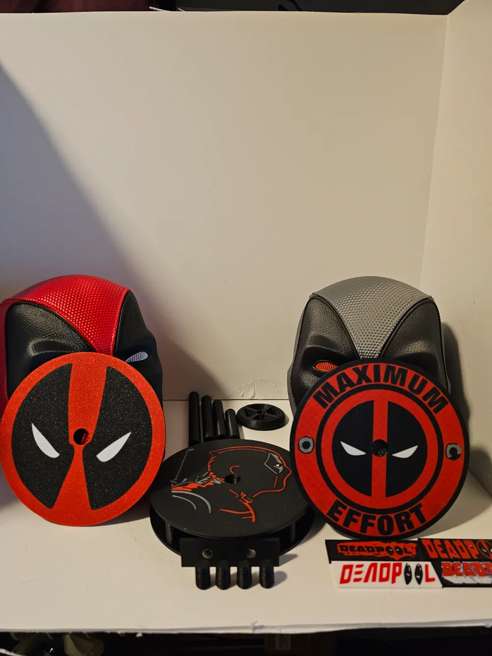 Deadpool Helmet Stand w/ changeable face plates by bbush362 MakerWorld ...