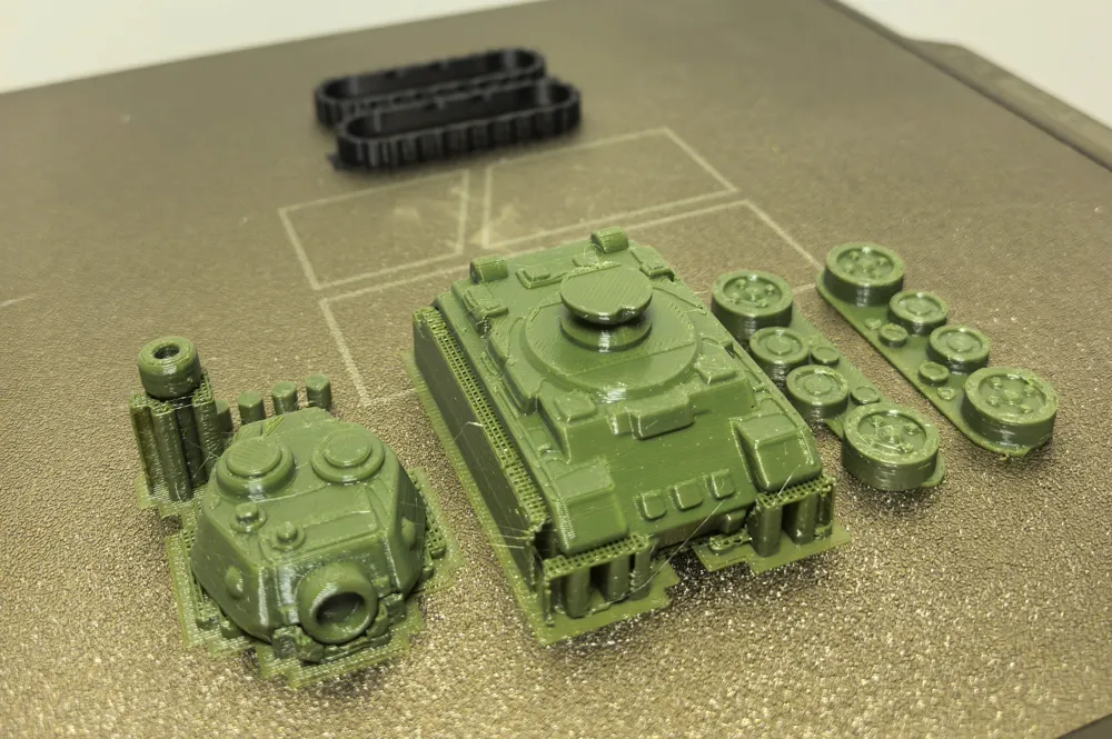 35g Mini Tank Desk Toy (Articulated Head) by 一雕造物 MakerWorld: Download ...