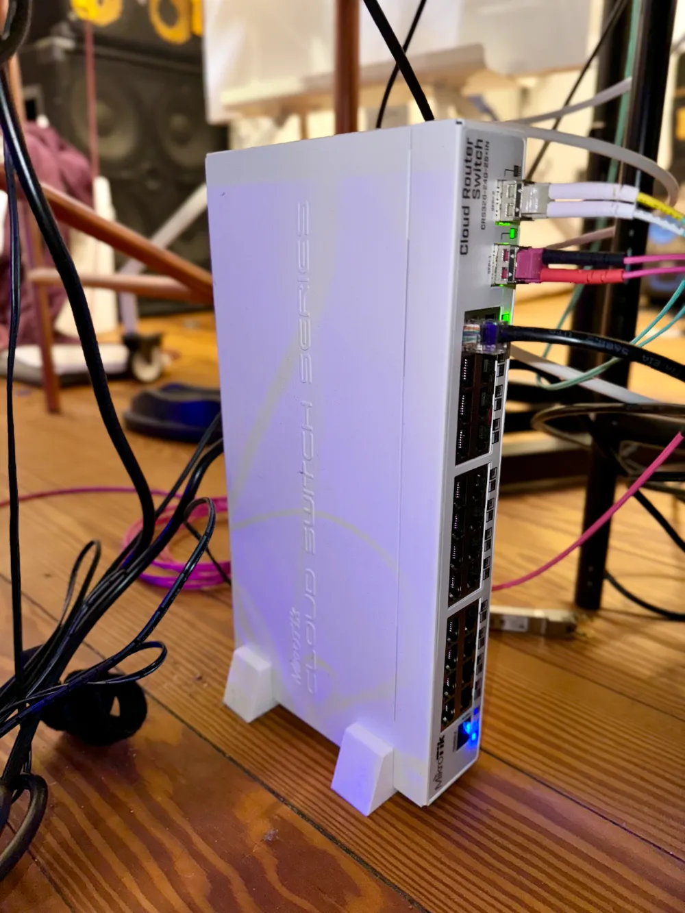 MikroTik CRS/CSS/CCR vertical stand by Müdequadrat - MakerWorld