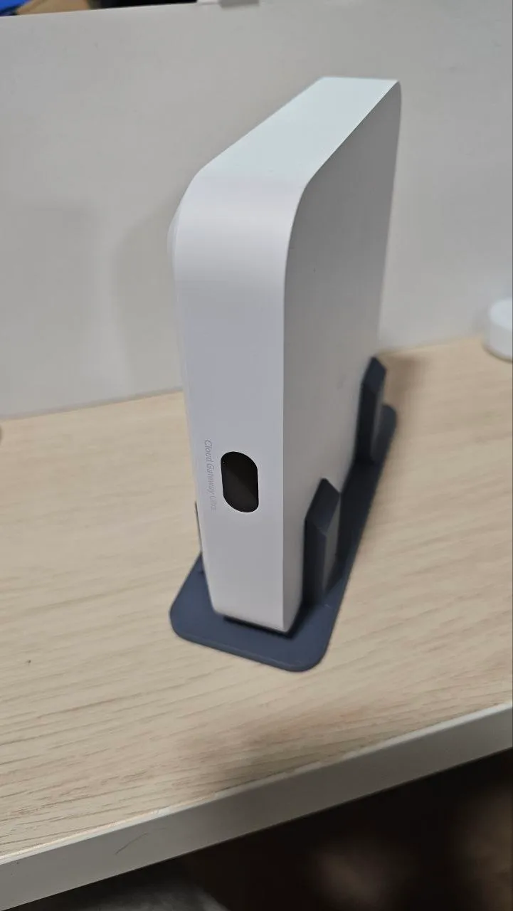 Unifi UCG-Ultra | UCG-Max | UCG-Fiber 桌面支架 - 免费 3D 打印模型 - MakerWorld