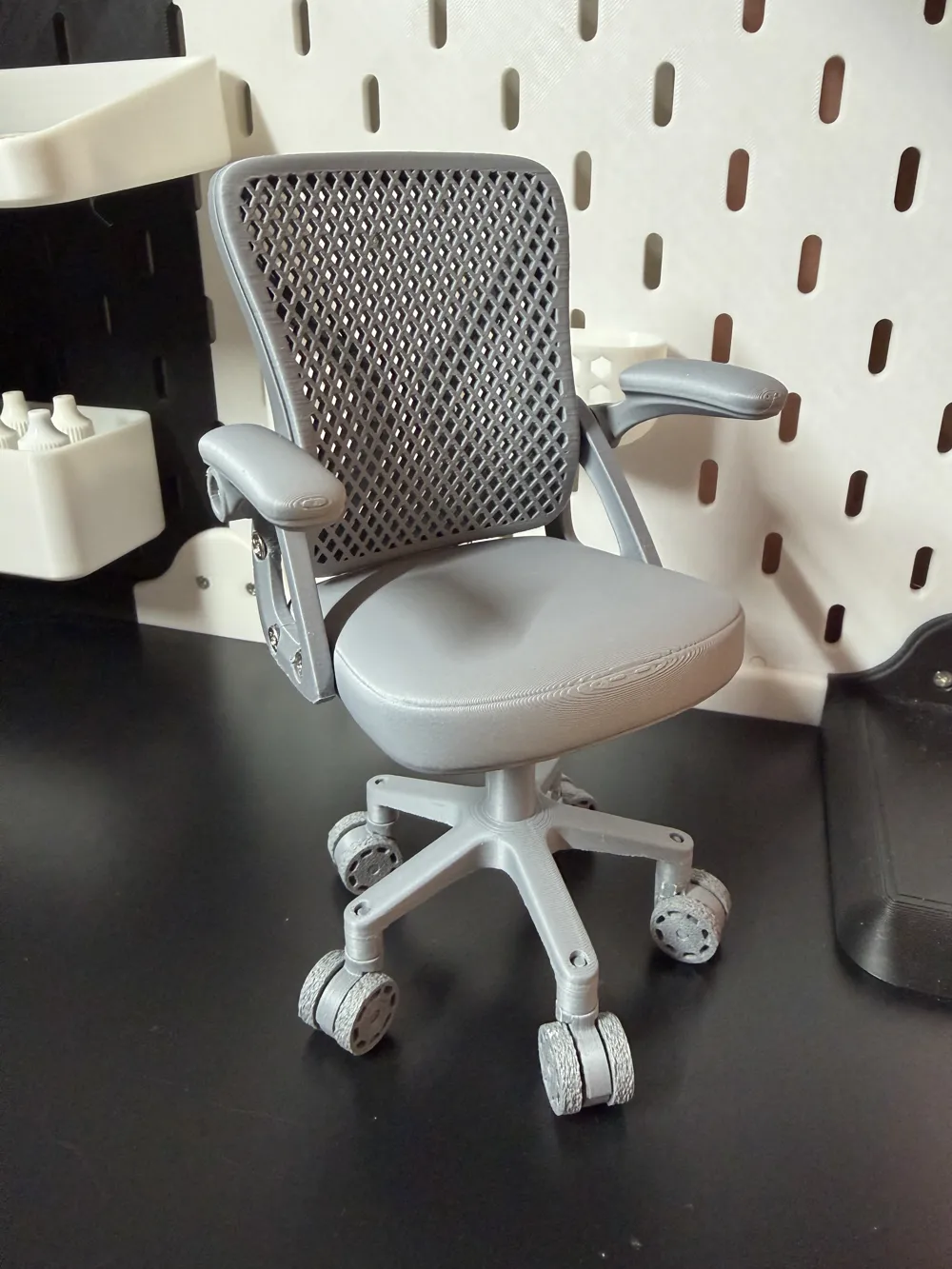 Articulated Miniature Office Chair - Free 3D Print Model - MakerWorld