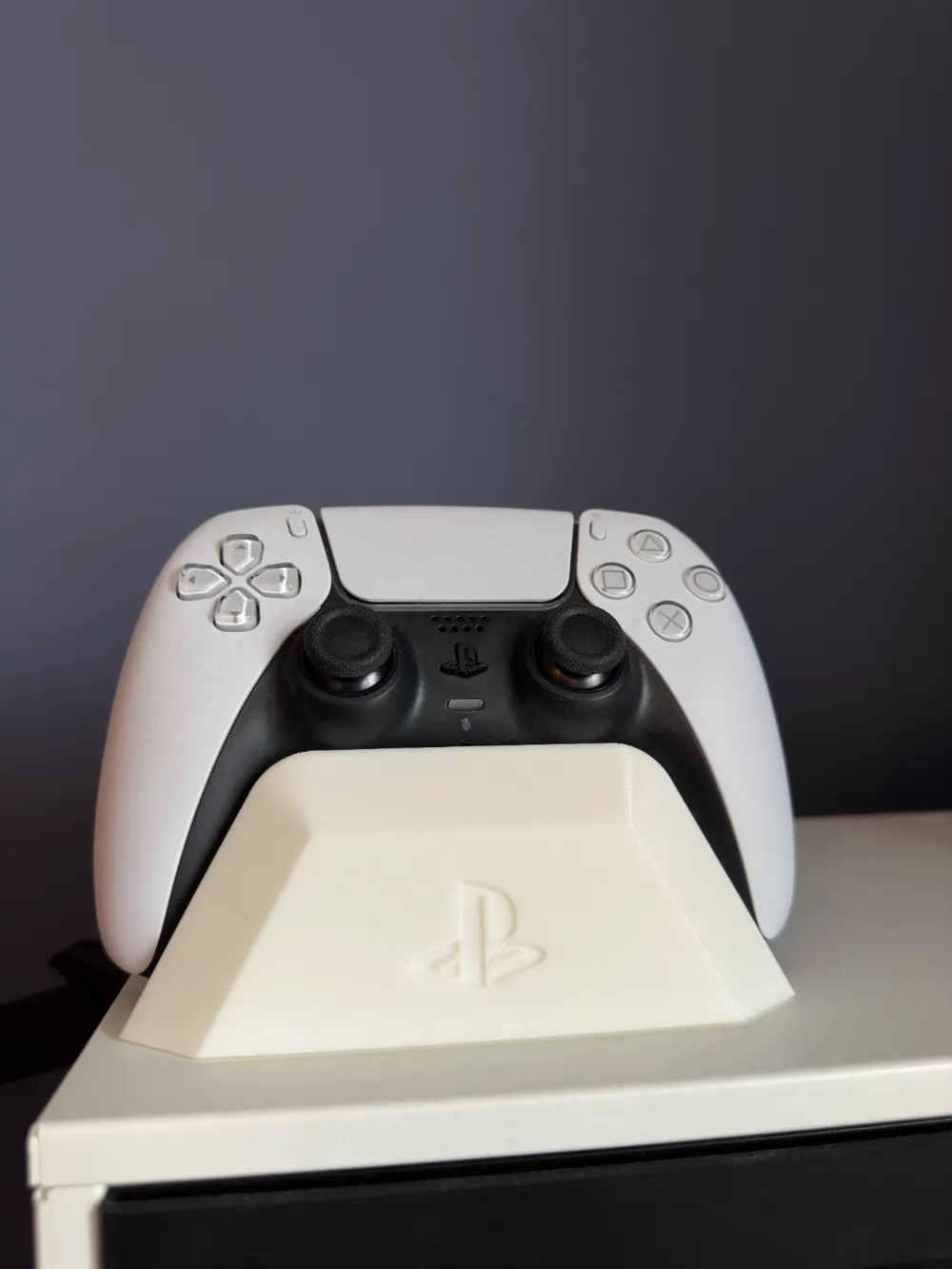 ps5 dualsense controller stand with magnets Remixed by rezalty - MakerWorld