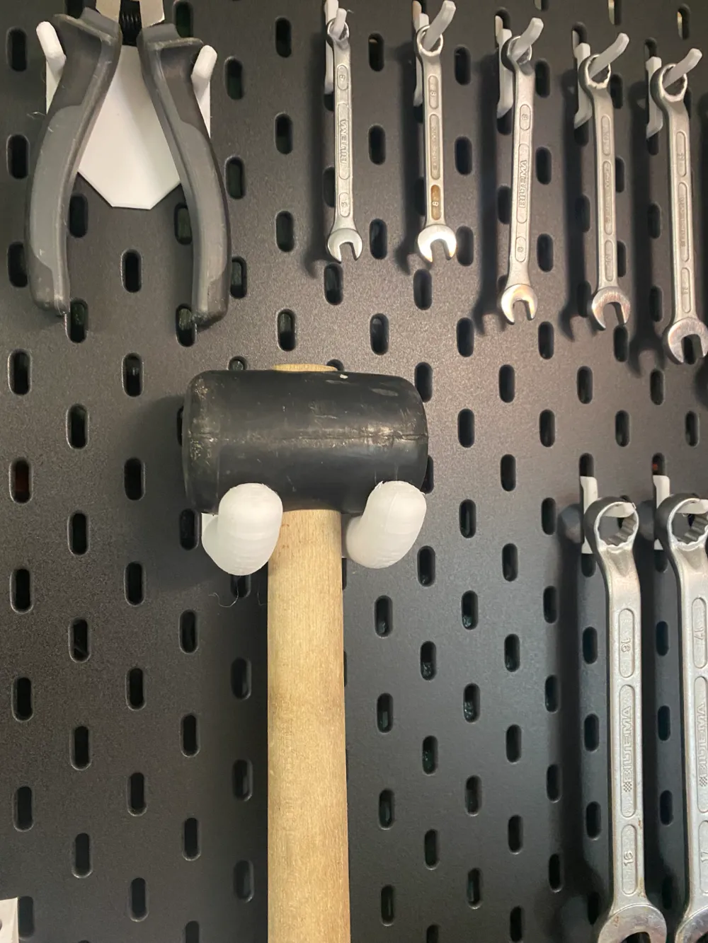 Skadis Rubber Mallet Holder by eddanbov - MakerWorld