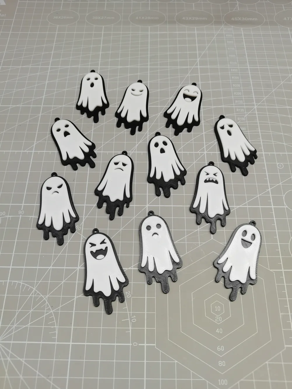 A plate of rapidly melting Halloween little ghosts - Free 3D Print ...
