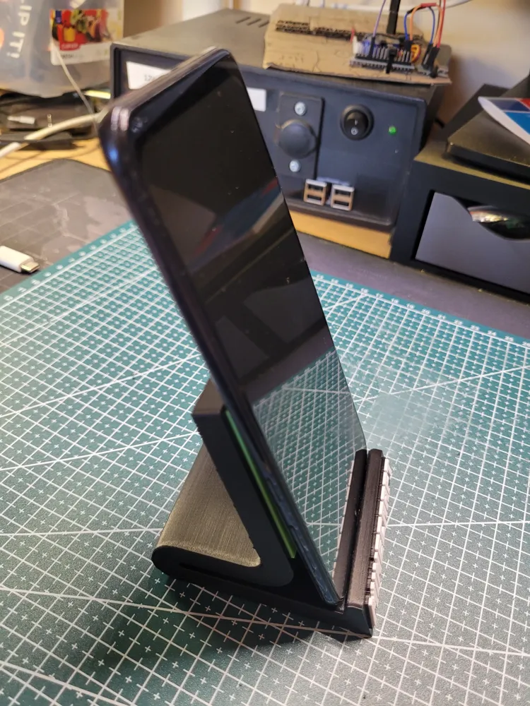 Minecraft Creeper Phone Stand - Gaming Desk Decor by midar3dMakerWorld ...