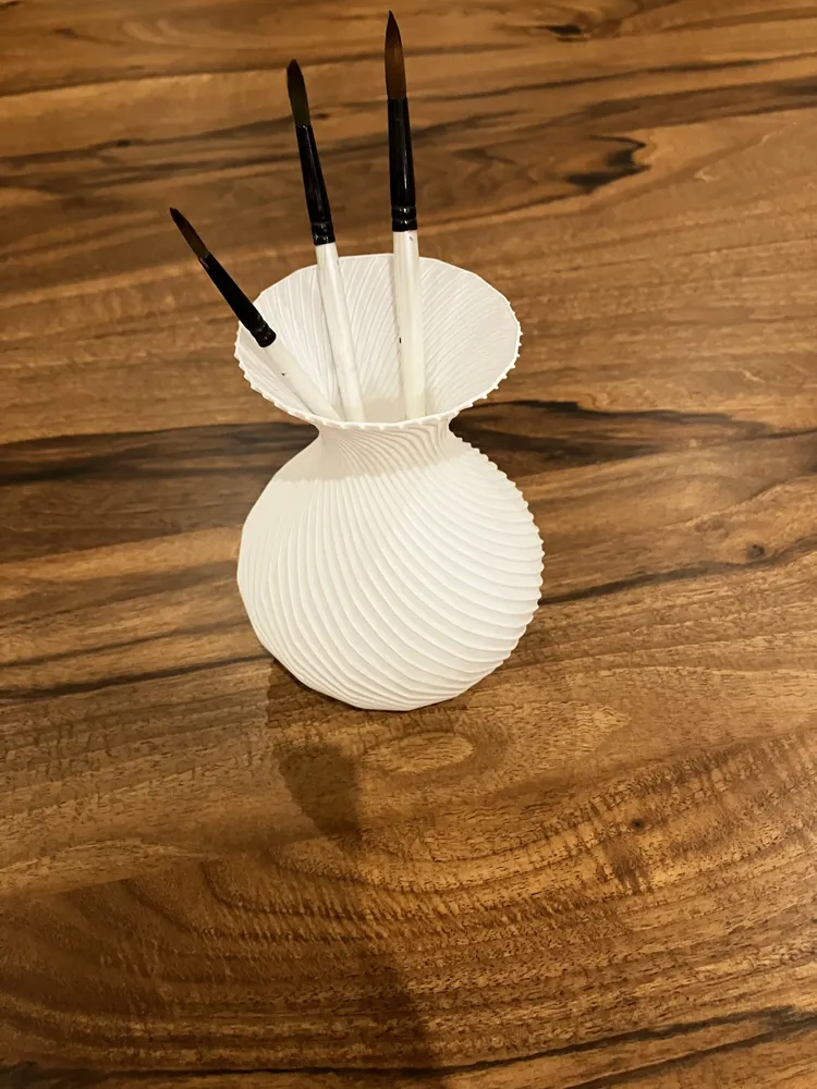 Minimalistic Spiral Vase - Free 3D Print Model - MakerWorld