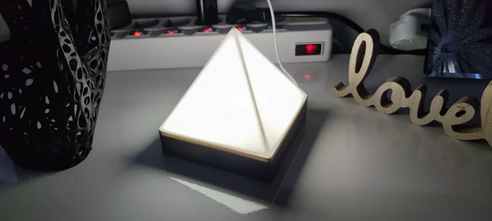 Pyramid usb lamp by thedecember87 - MakerWorld