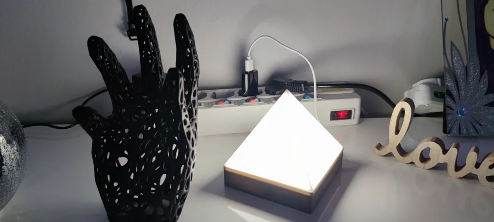 Pyramid usb lamp by thedecember87 - MakerWorld