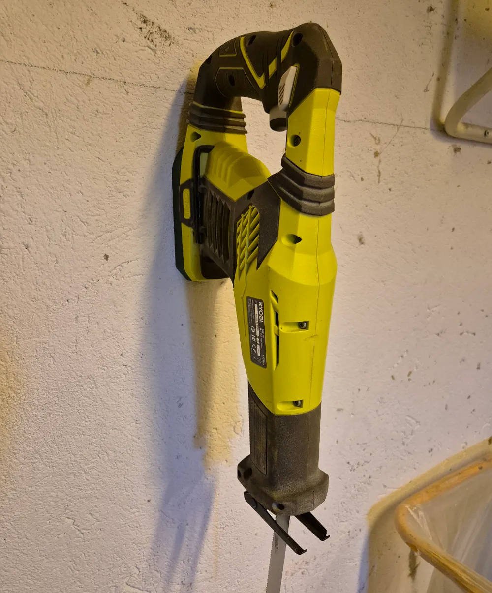 Ryobi Reciprocating Saw tool wall mount holder by Stubkjær3D - MakerWorld