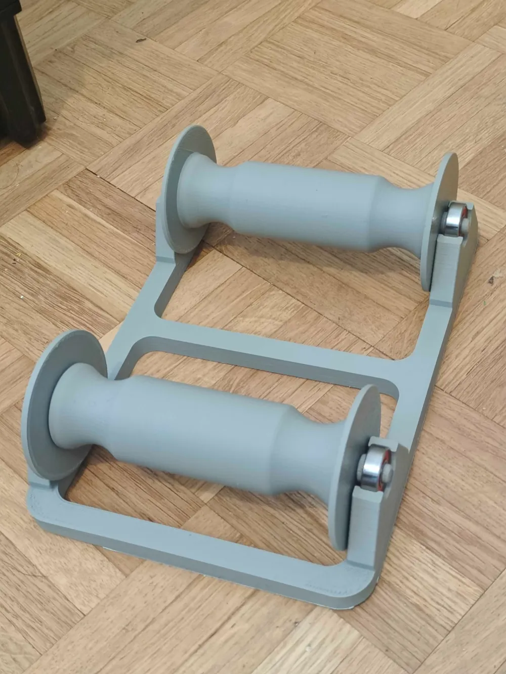 Self-centering Spool Roller for 3kg - 5kg spools by benji MakerWorld ...