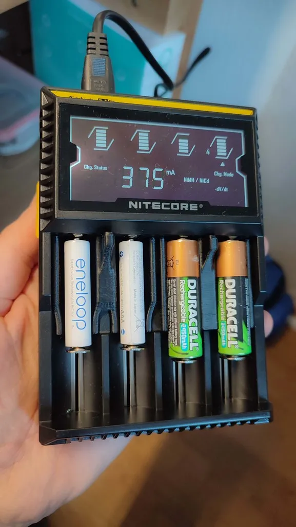 Nitecore D4 Digicharger AAA & AA Akku Battery Riser by Meister Edel ...