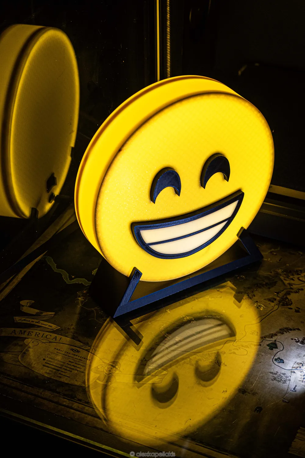 Emoticon Smile Lightbox - Free 3D Print Model - MakerWorld