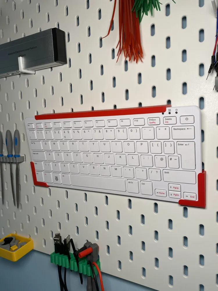 RaspberryPi 400/500 Holder with Dustcap for Skadis by Shellbuck ...