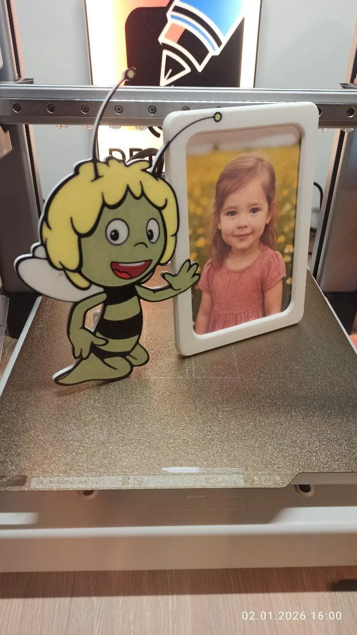 Bee Character Photo Frame 10×15 cm - Free 3D Print Model - MakerWorld