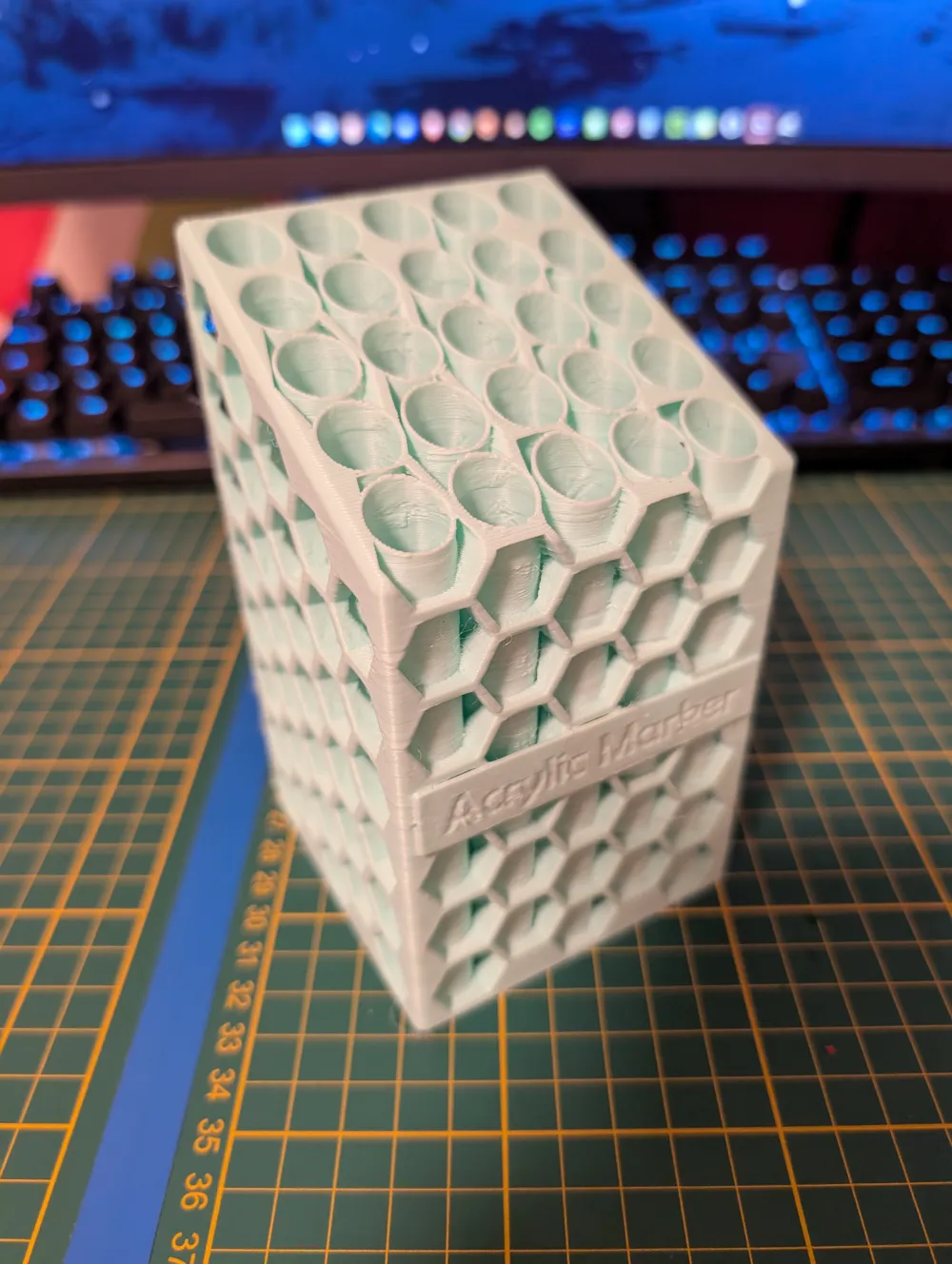 Honeycomb Acrylic Marker Box - Free 3D Print Model - MakerWorld