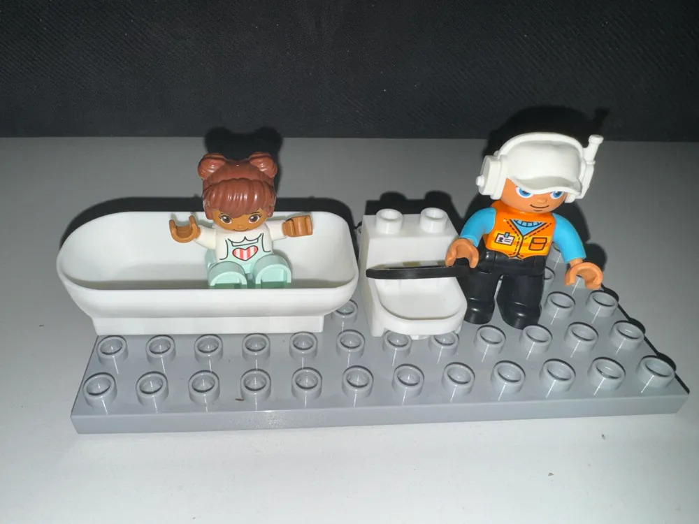Duplo toilet with toilet seat and 100mm bathtub by michsiv - MakerWorld