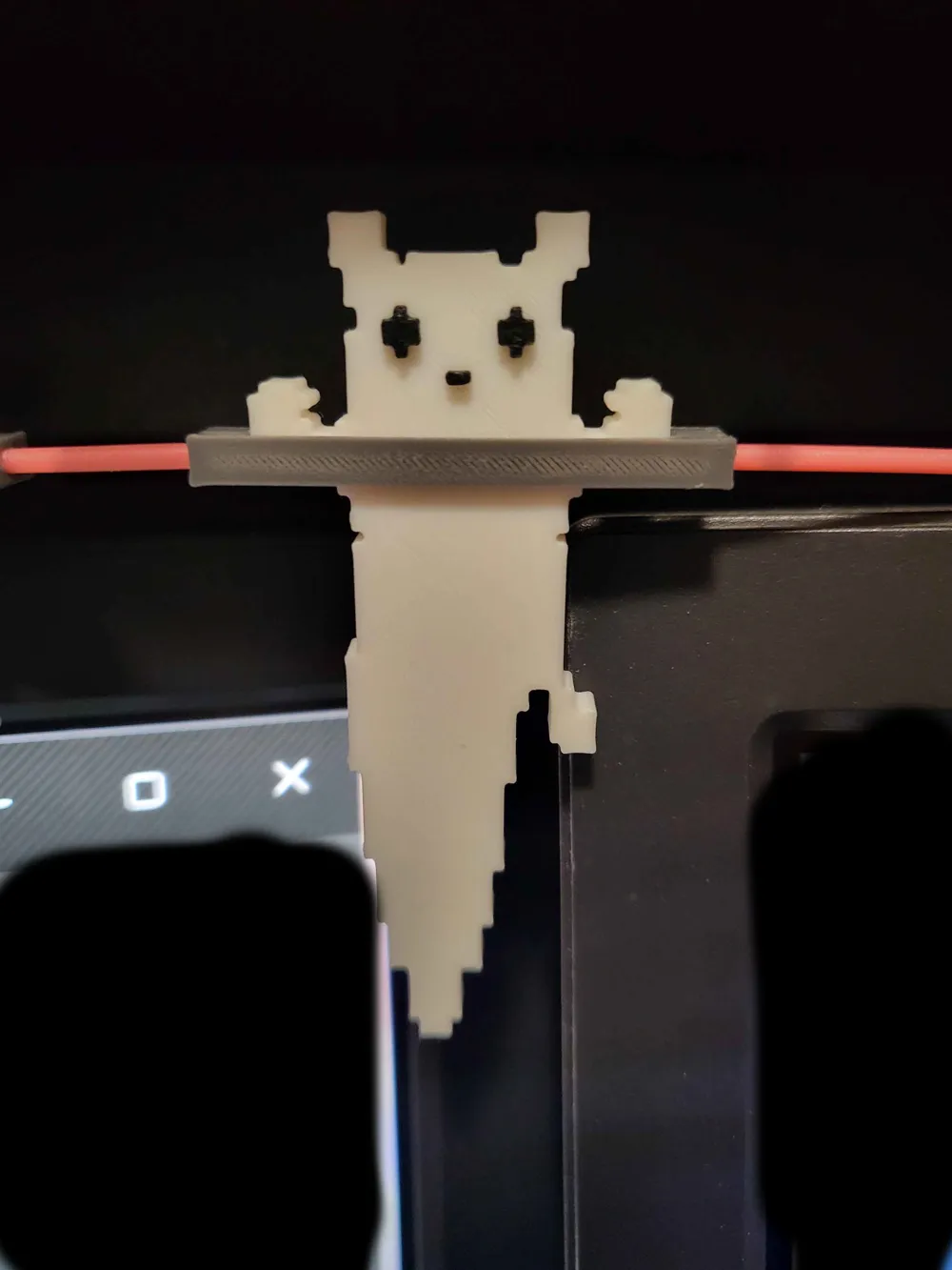 Survivor Slugcat hanging onto a pole - Free 3D Print Model - MakerWorld