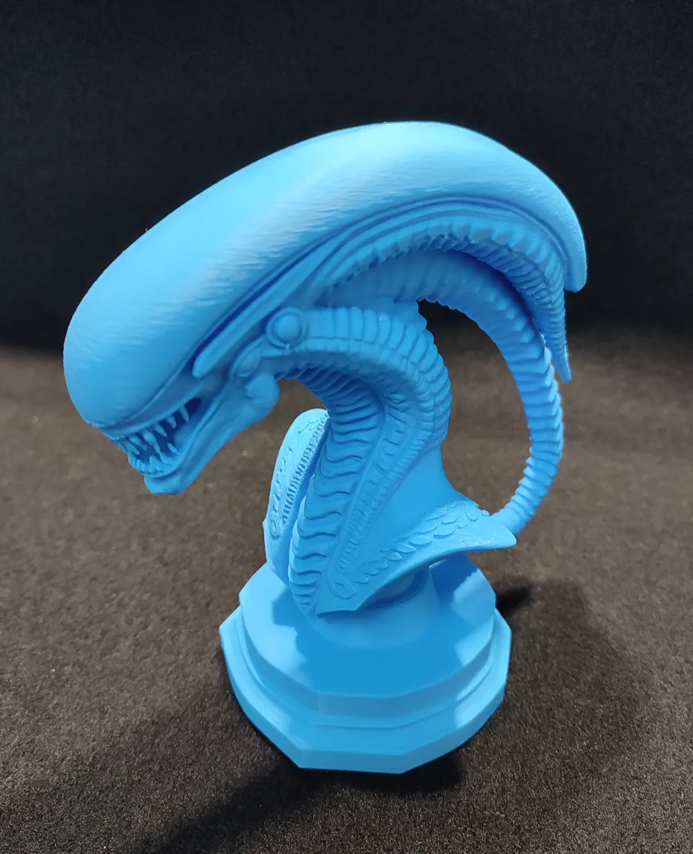 Xenomorph – futuristic bust - Free 3D Print Model - MakerWorld