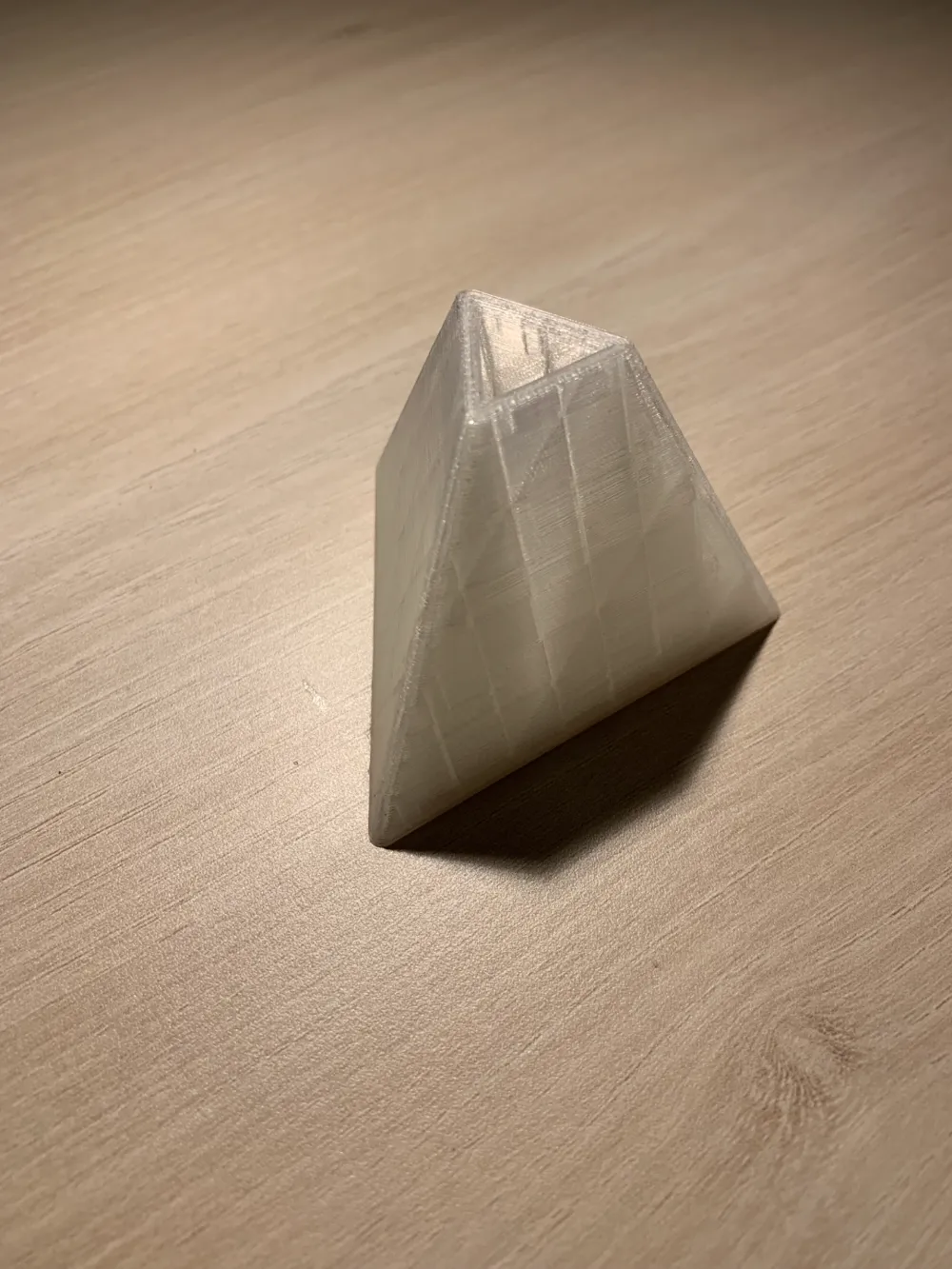 Triangular translucent stand by Xeraj - MakerWorld