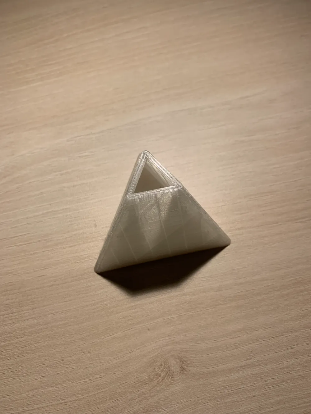 Triangular translucent stand by Xeraj - MakerWorld