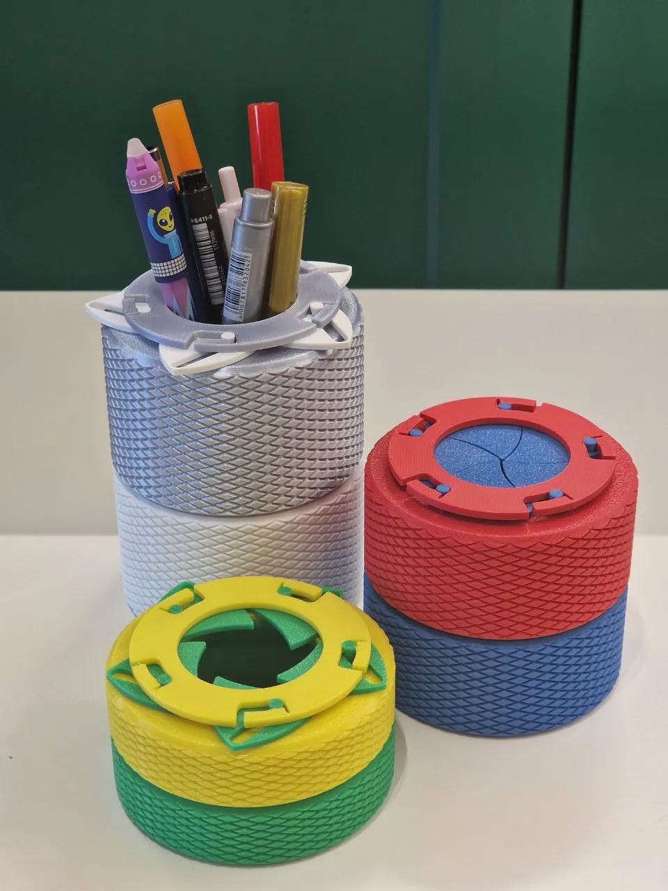 Iris Lid Mechanical Pen Jar Organizer - Free 3D Print Model - MakerWorld