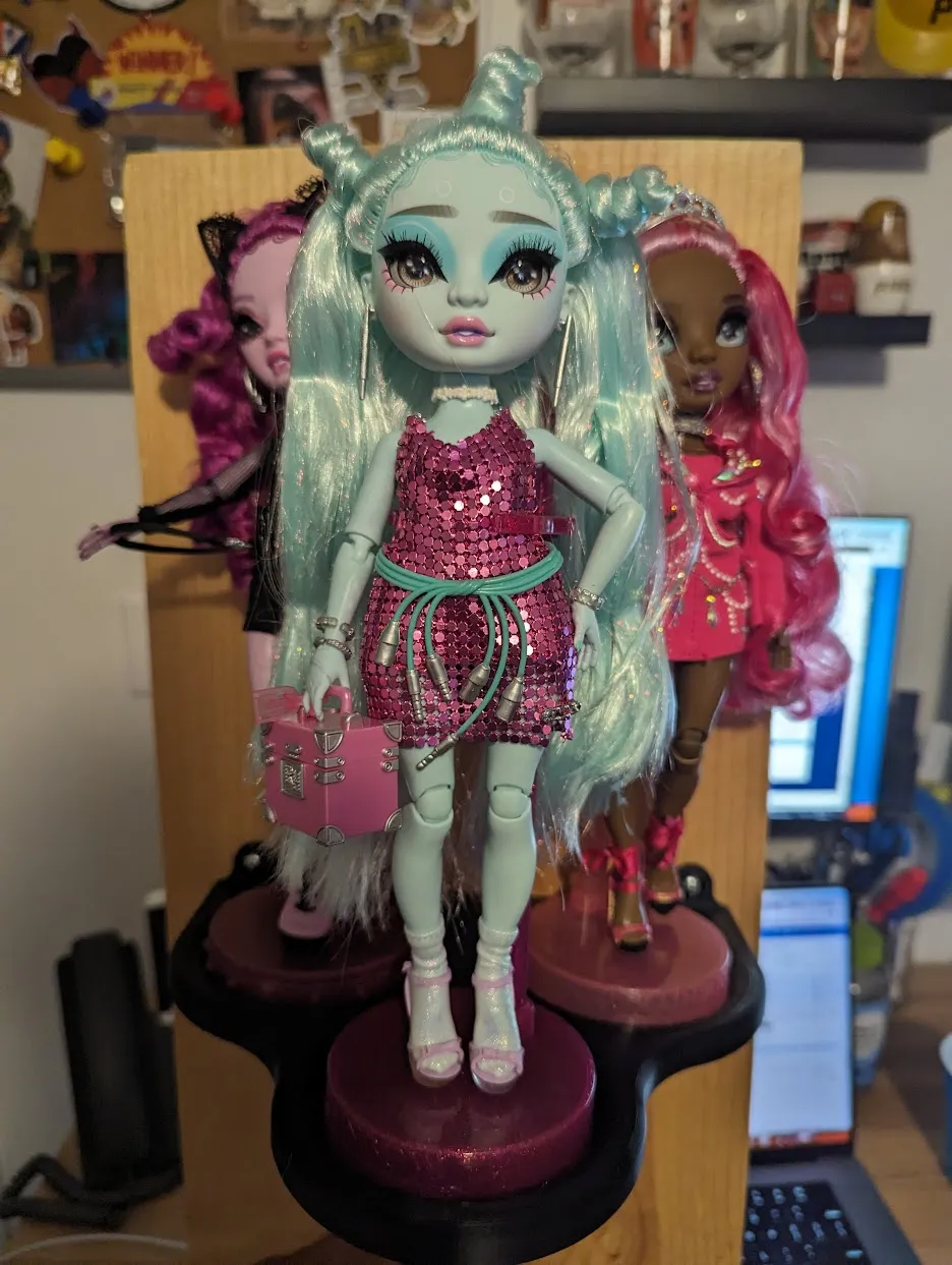 Rainbow/Shadow High Doll 3 OOB Doll Wall Mount - Free 3D Print Model ...