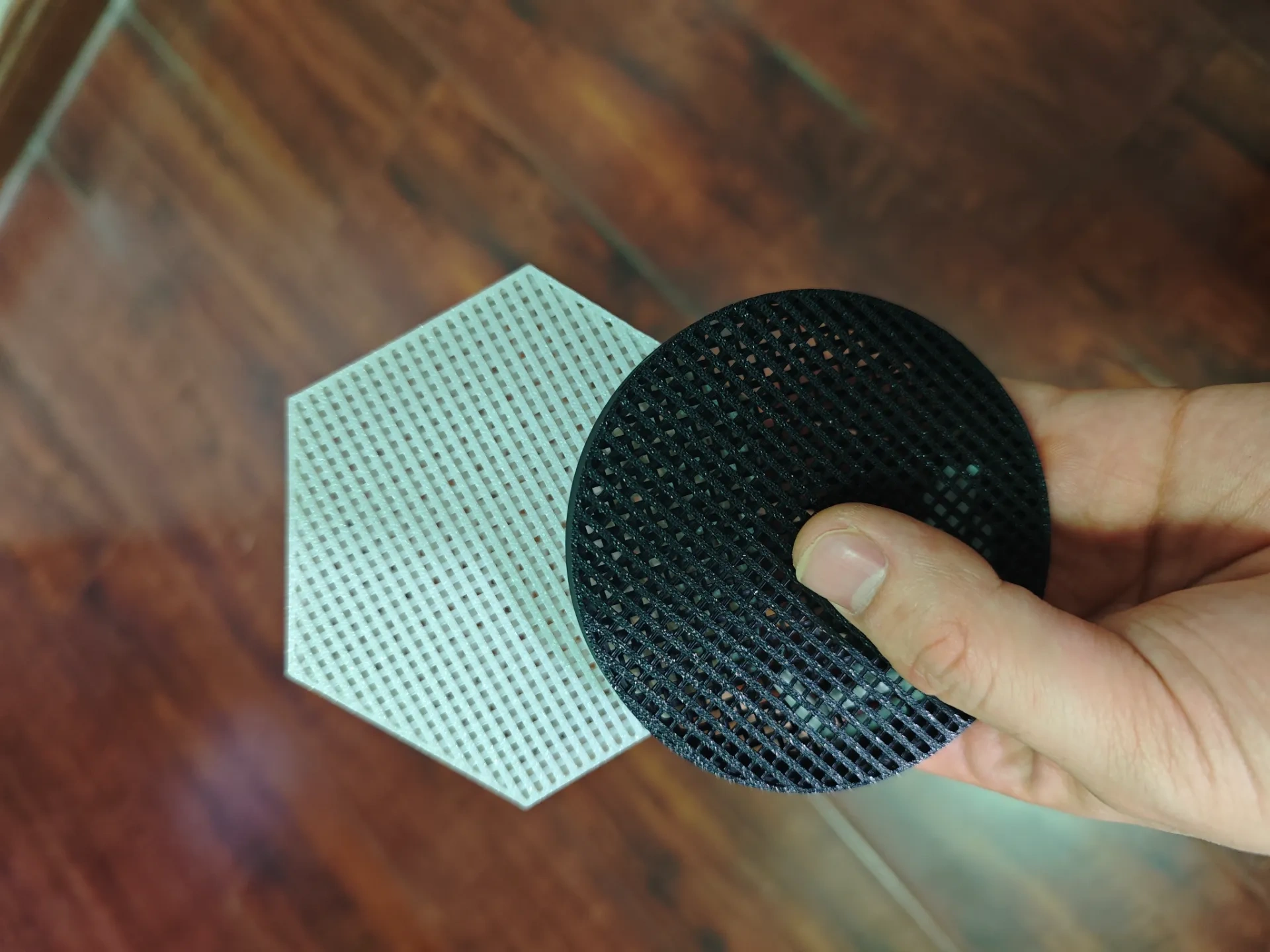Economical round/hexagonal mesh boxes, requiring only 11.39/14.91g of ...