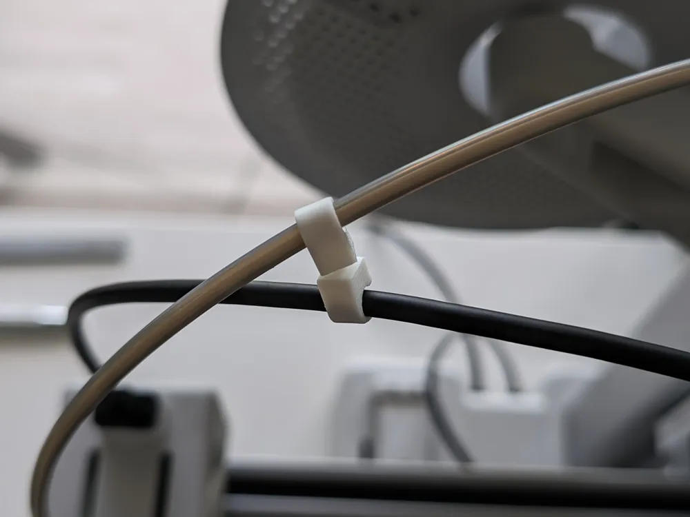 Cable clip with 360 degree rotation by D4V3IG - MakerWorld