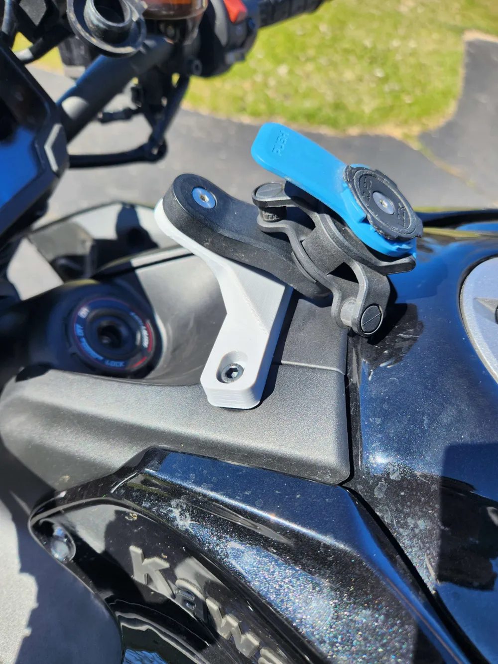 kawasaki z900 center quadlock mount by nlsiegel02 - MakerWorld
