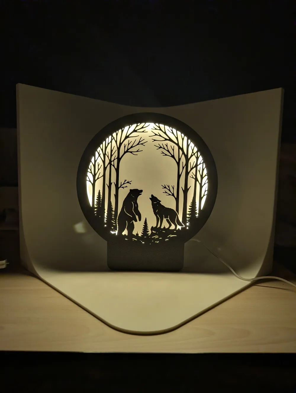 Lámpara LED de siluetas de oso y lobo en el bosque - Modelo de ...