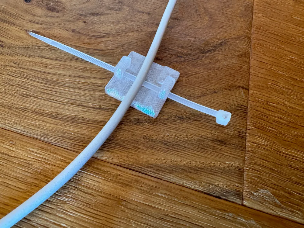 Cable holder - single by John Connor - MakerWorld