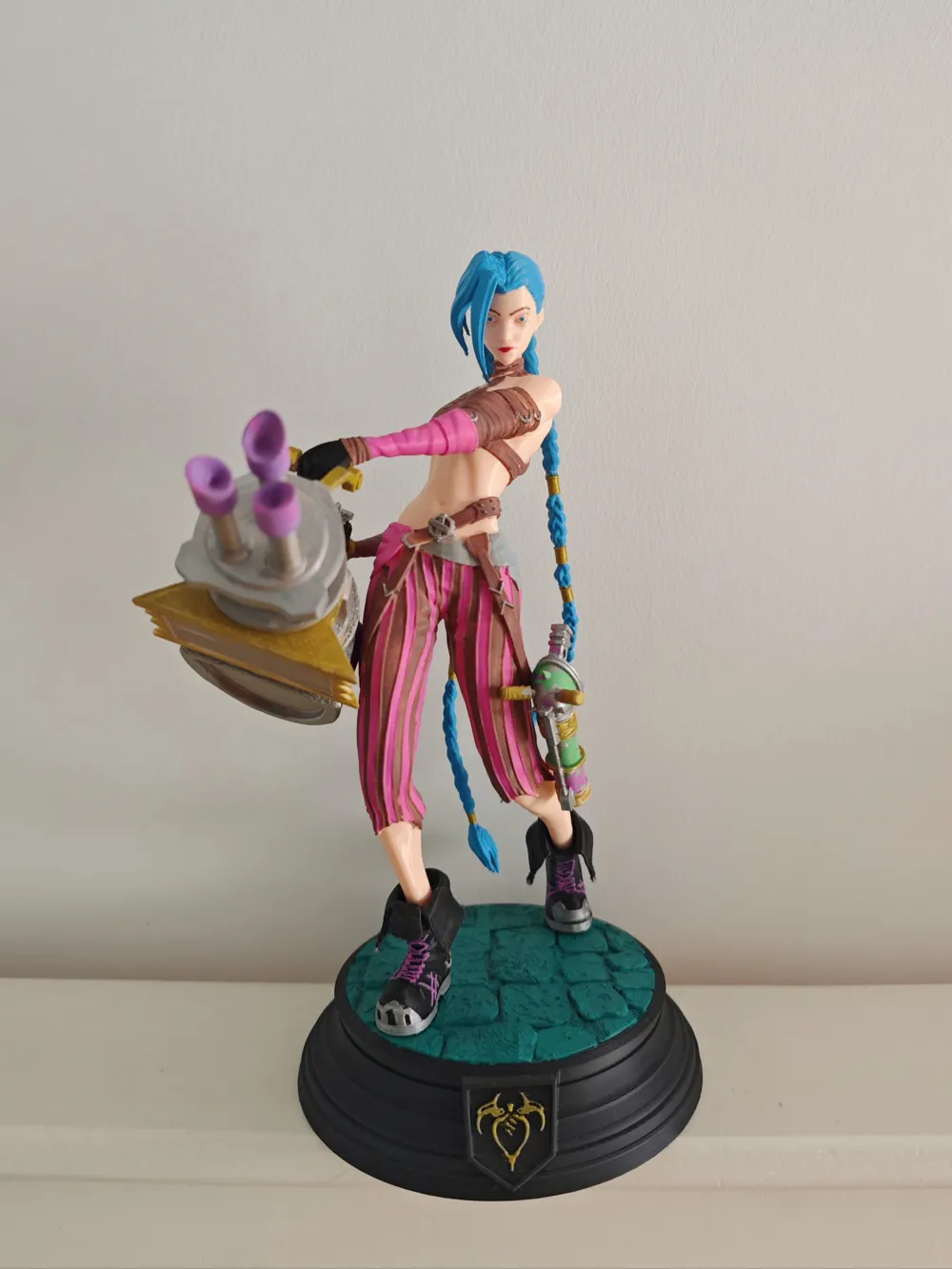 Modelo da Jinx de League of Legends (jinx) em pé segurando um canhão ...
