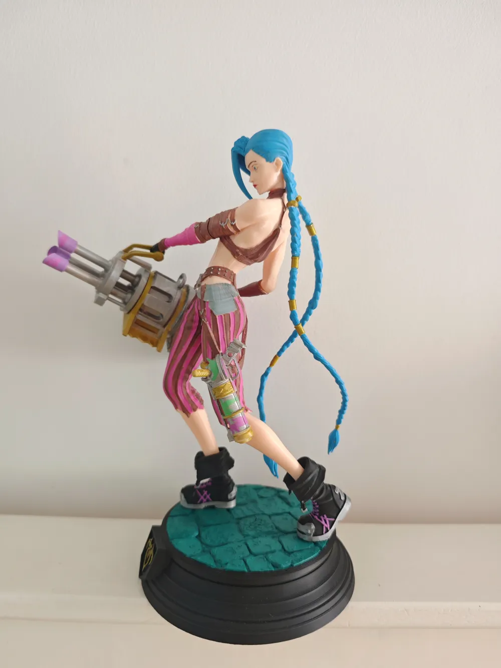 Modelo da Jinx de League of Legends (jinx) em pé segurando um canhão ...