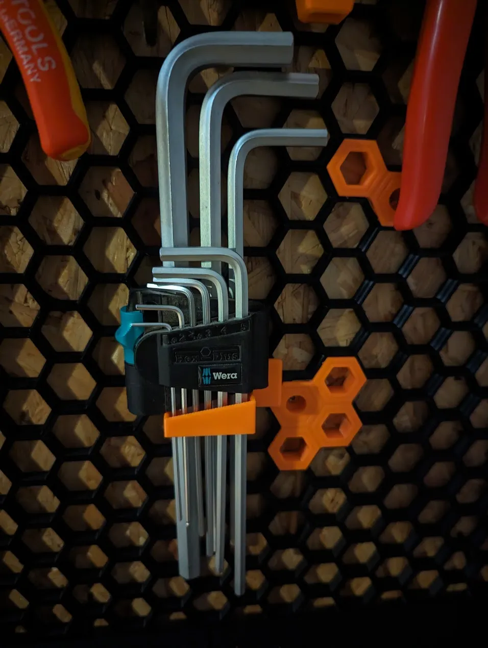 Honeycomb Wall Allen Key Holder Remixed by peterfrisch24 - MakerWorld