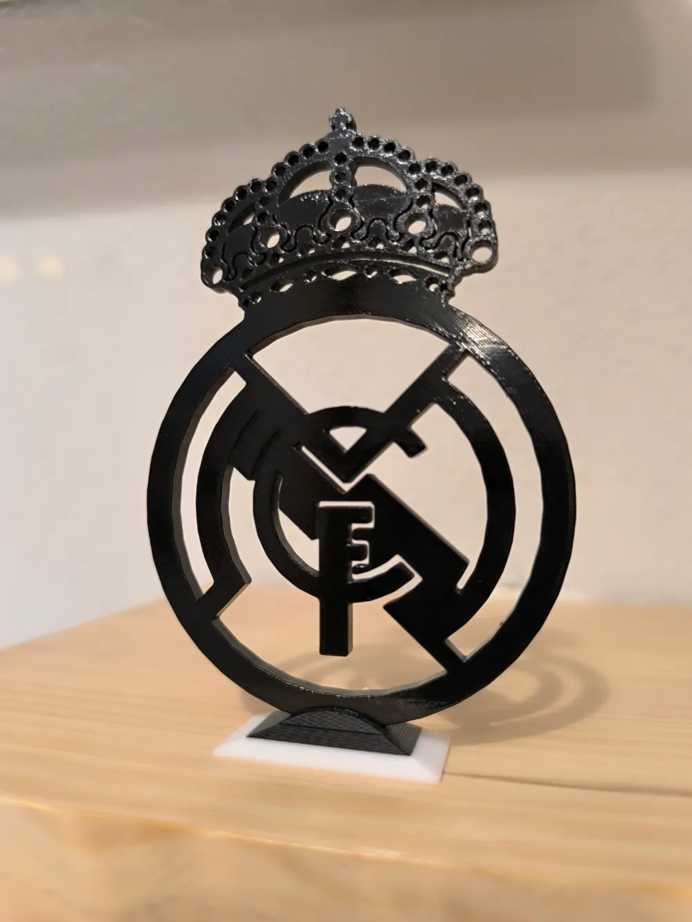 Monochrome Crest Display Stand by eu3D - MakerWorld