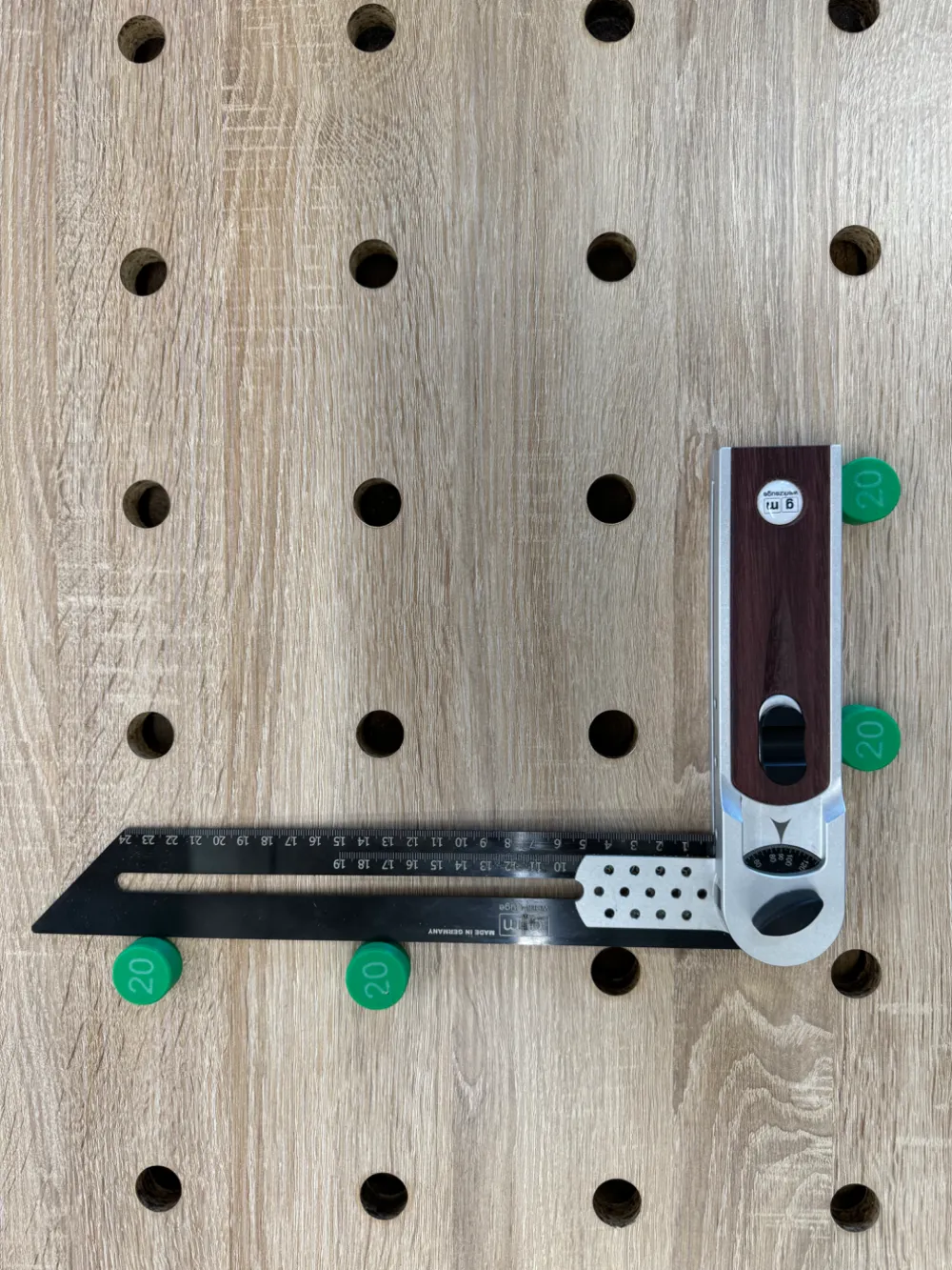 Dog hole jig / Lochraster Schablone by Gaudibursch74 - MakerWorld