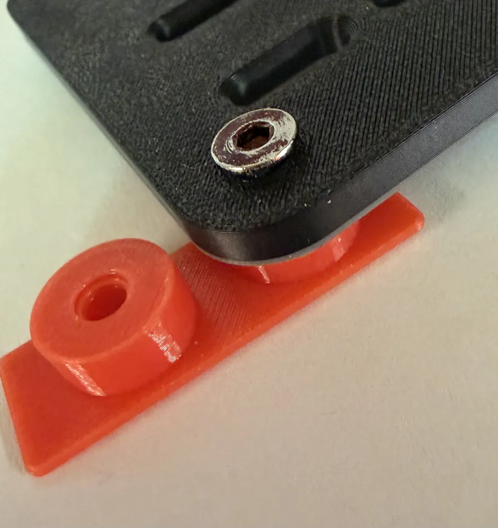 Skadis M5 双杆 20mm 平面安装座 - 免费 3D 打印模型 - MakerWorld